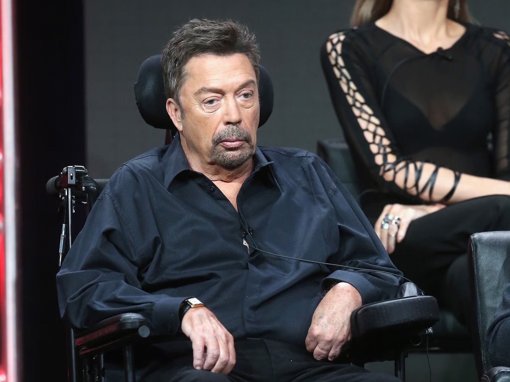 Tim Curry racconta l'ictus del 2012: "Mi hanno distrutto il cranio per ...