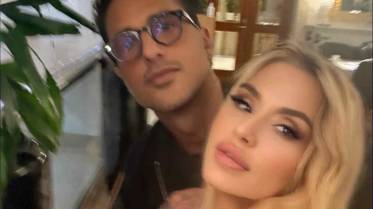Valeria Marini, selfie con Fabrizio Corona dopo la difesa di Signorini ...